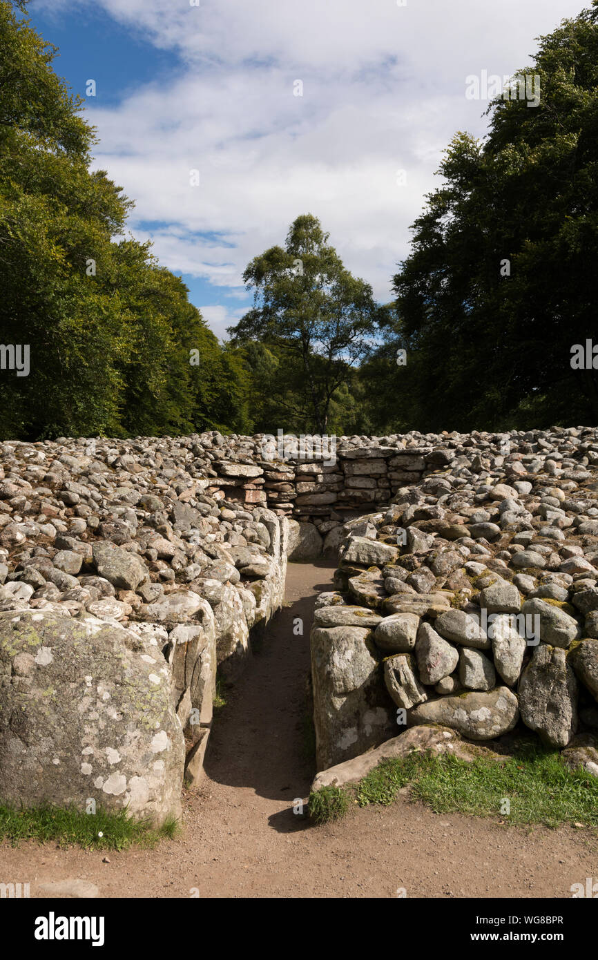 Clava cairns (Bronze Age circular chamber tomb cairn) at Balnuaran of ...