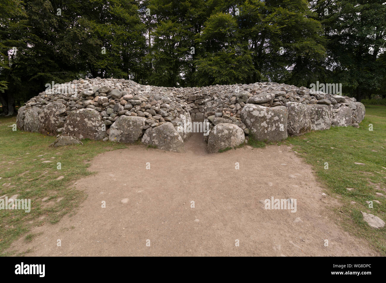 Clava cairns (Bronze Age circular chamber tomb cairn) at Balnuaran of ...