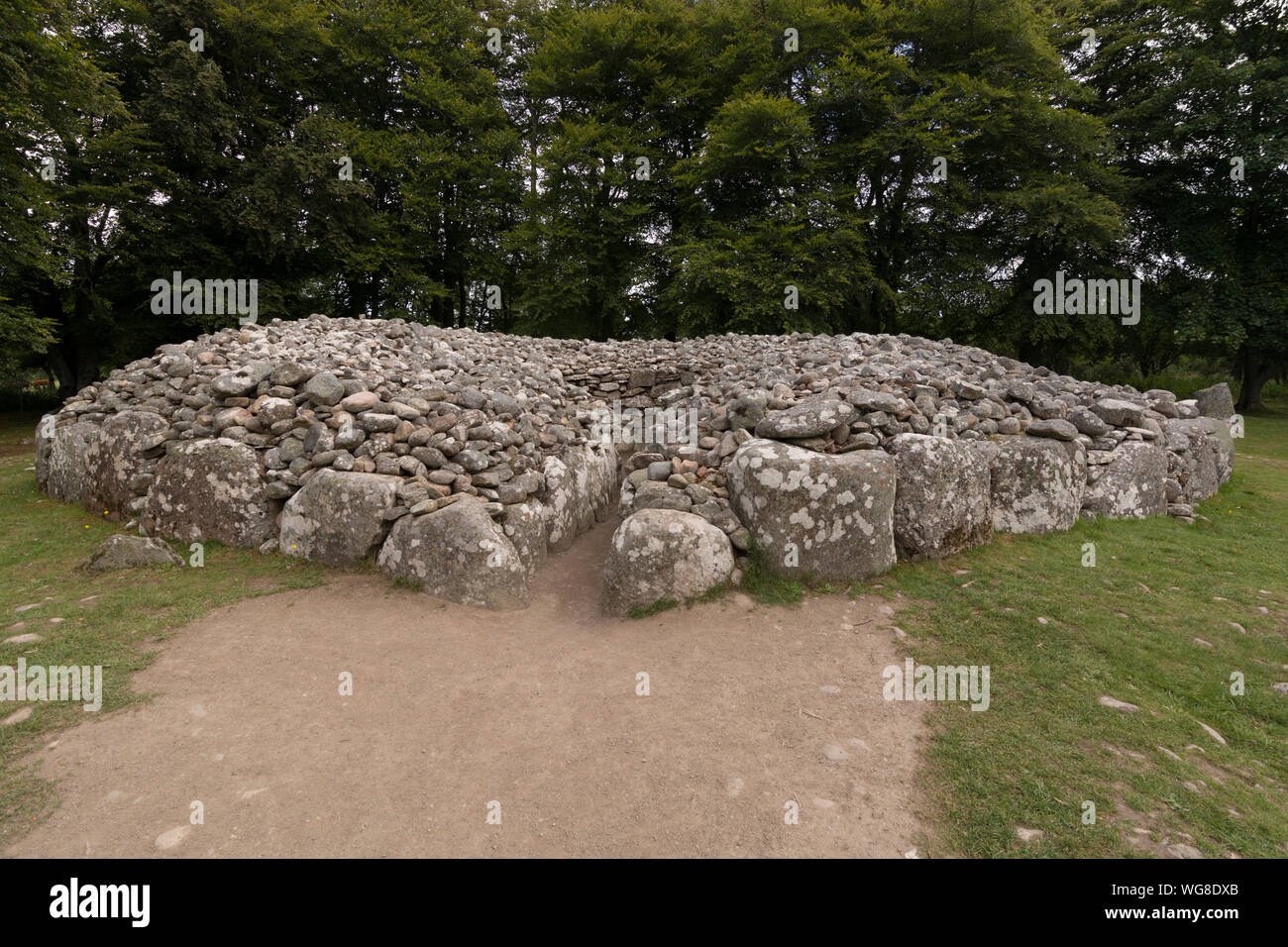 Clava cairns (Bronze Age circular chamber tomb cairn) at Balnuaran of ...