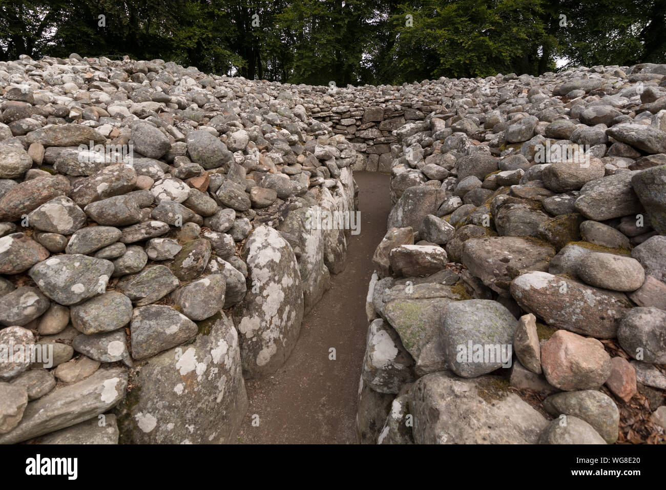 Clava cairns (Bronze Age circular chamber tomb cairn) at Balnuaran of ...