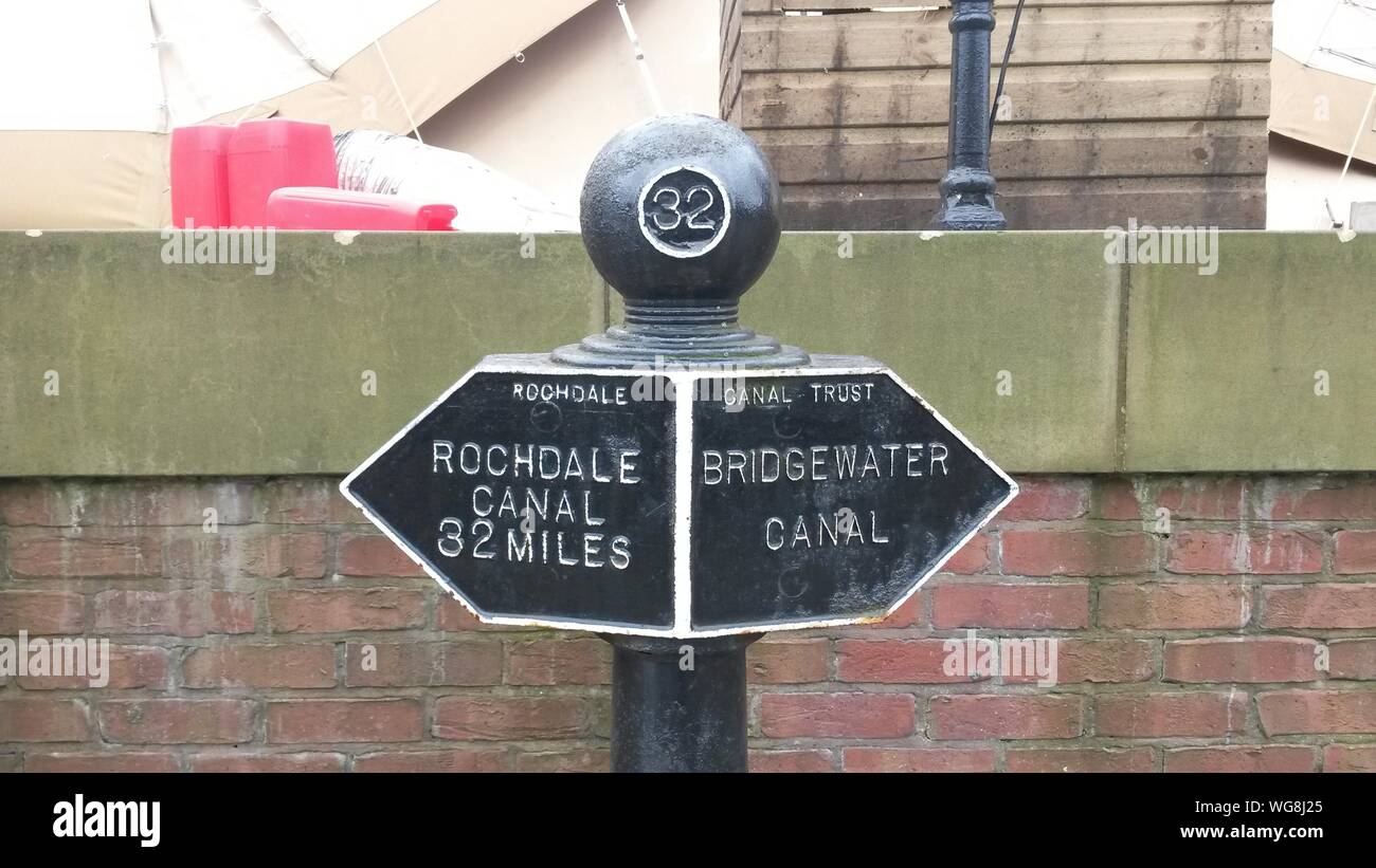 Bollard sign hi-res stock photography and images - Alamy