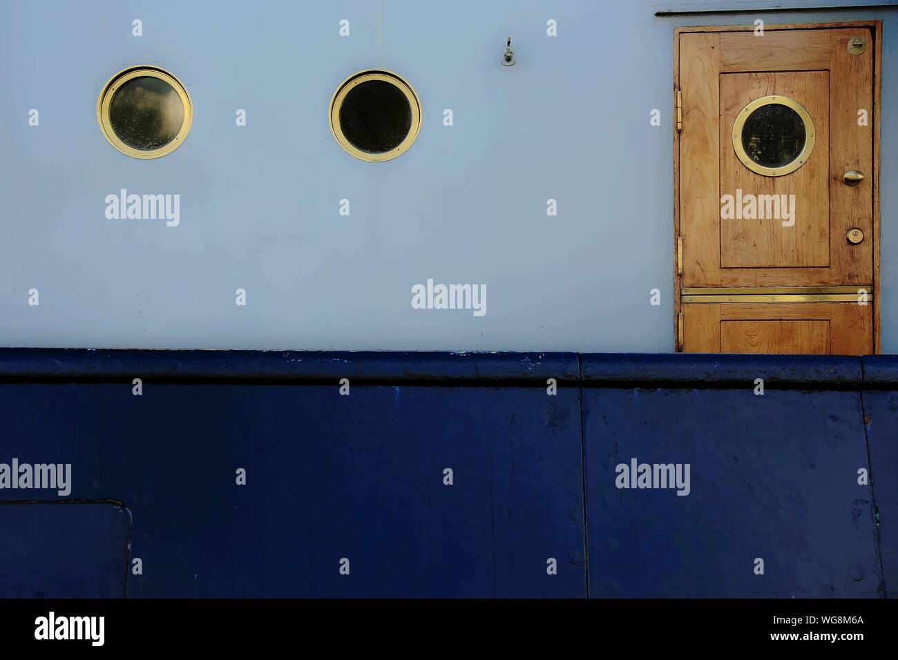 Ship door hi-res stock photography and images - Alamy