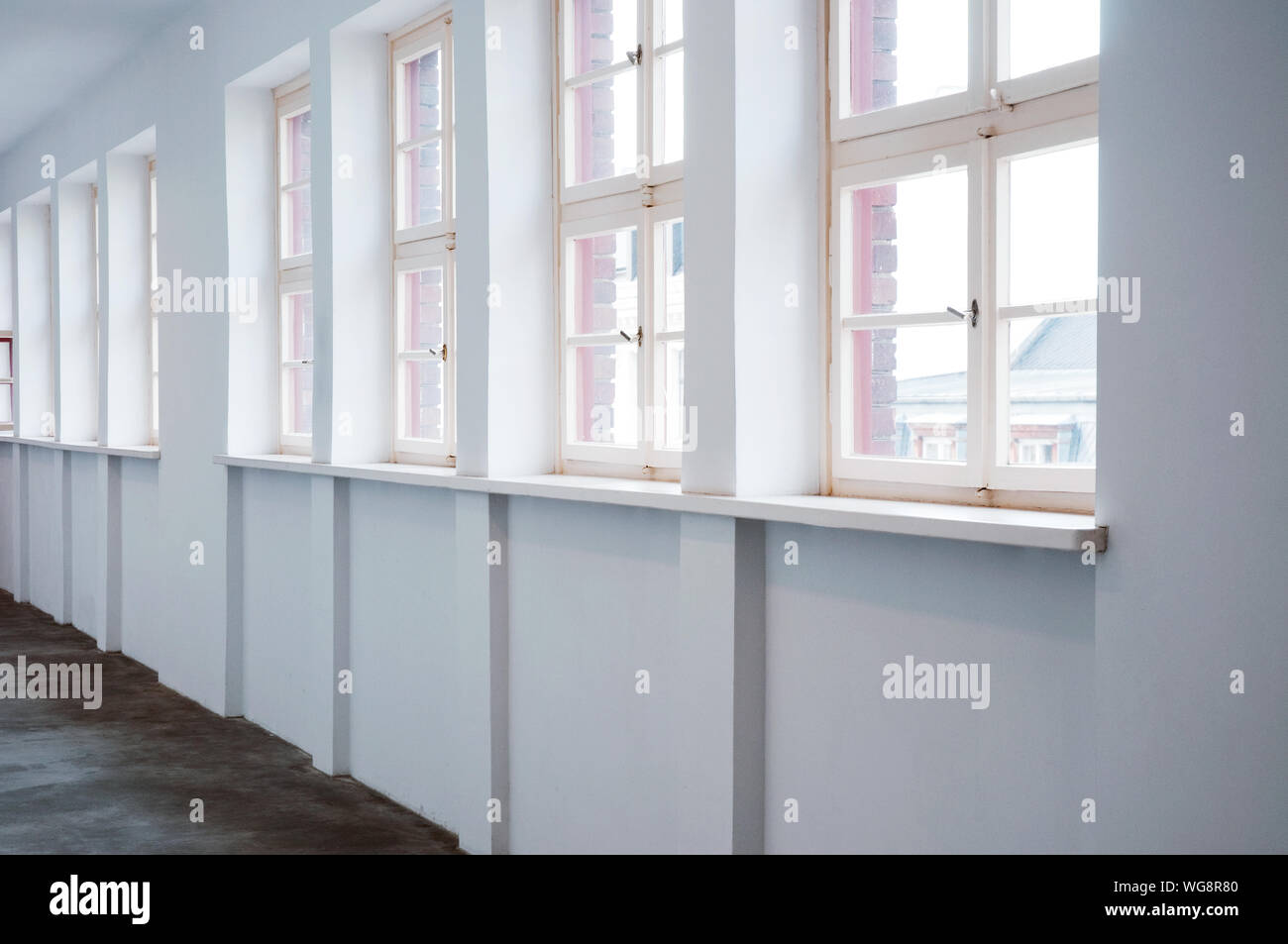 Row of windows hi-res stock photography and images - Alamy