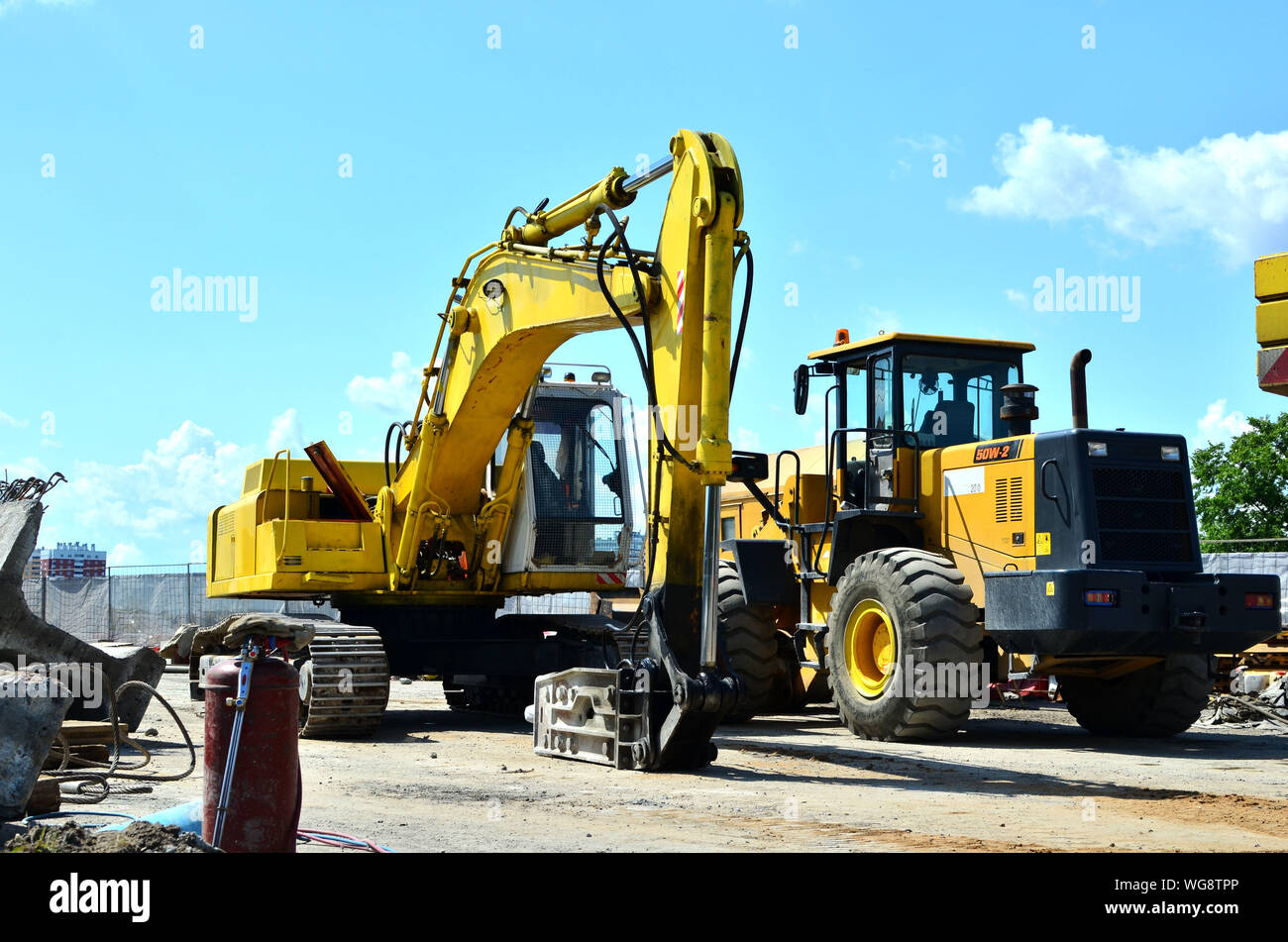 Crawler excavator with hydraulic hammer for the destruction of concrete ...