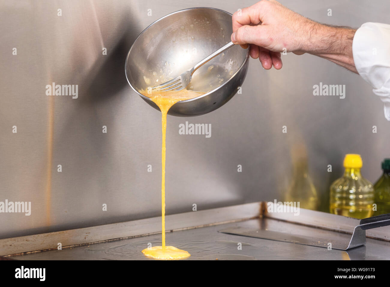 Oil pouring into a pan hi-res stock photography and images - Alamy
