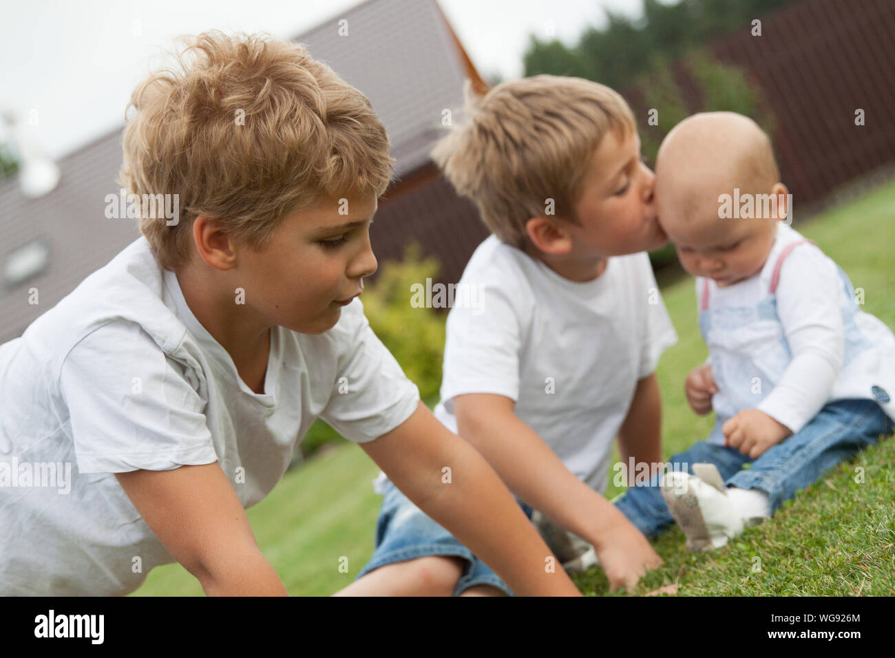 Children playing on grass hi-res stock photography and images - Alamy