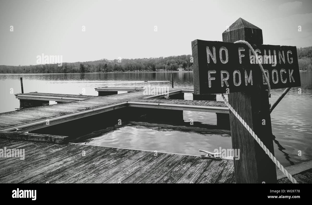 Water pier sign hi-res stock photography and images - Alamy
