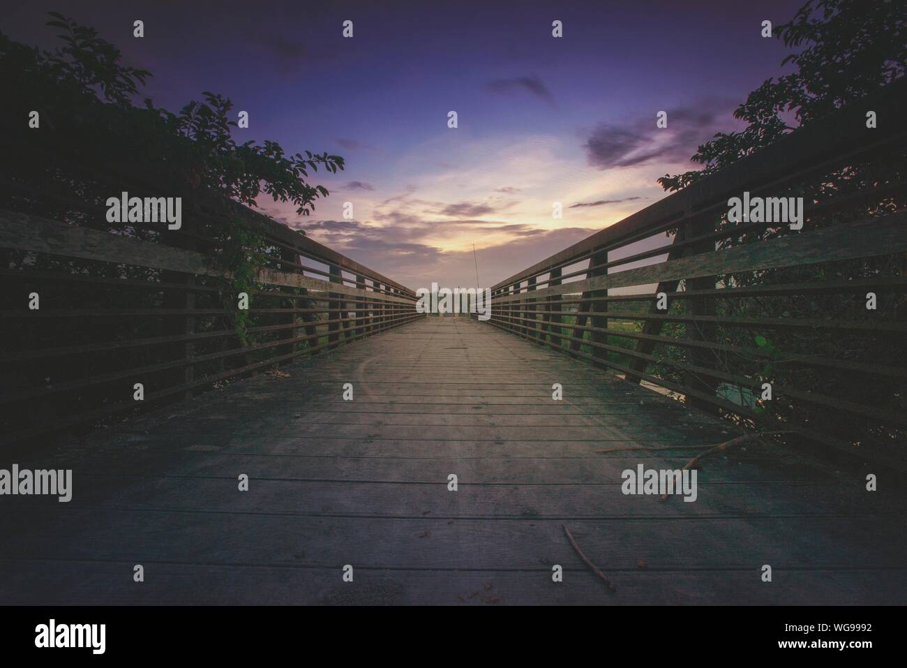 Purple sky hi-res stock photography and images - Alamy