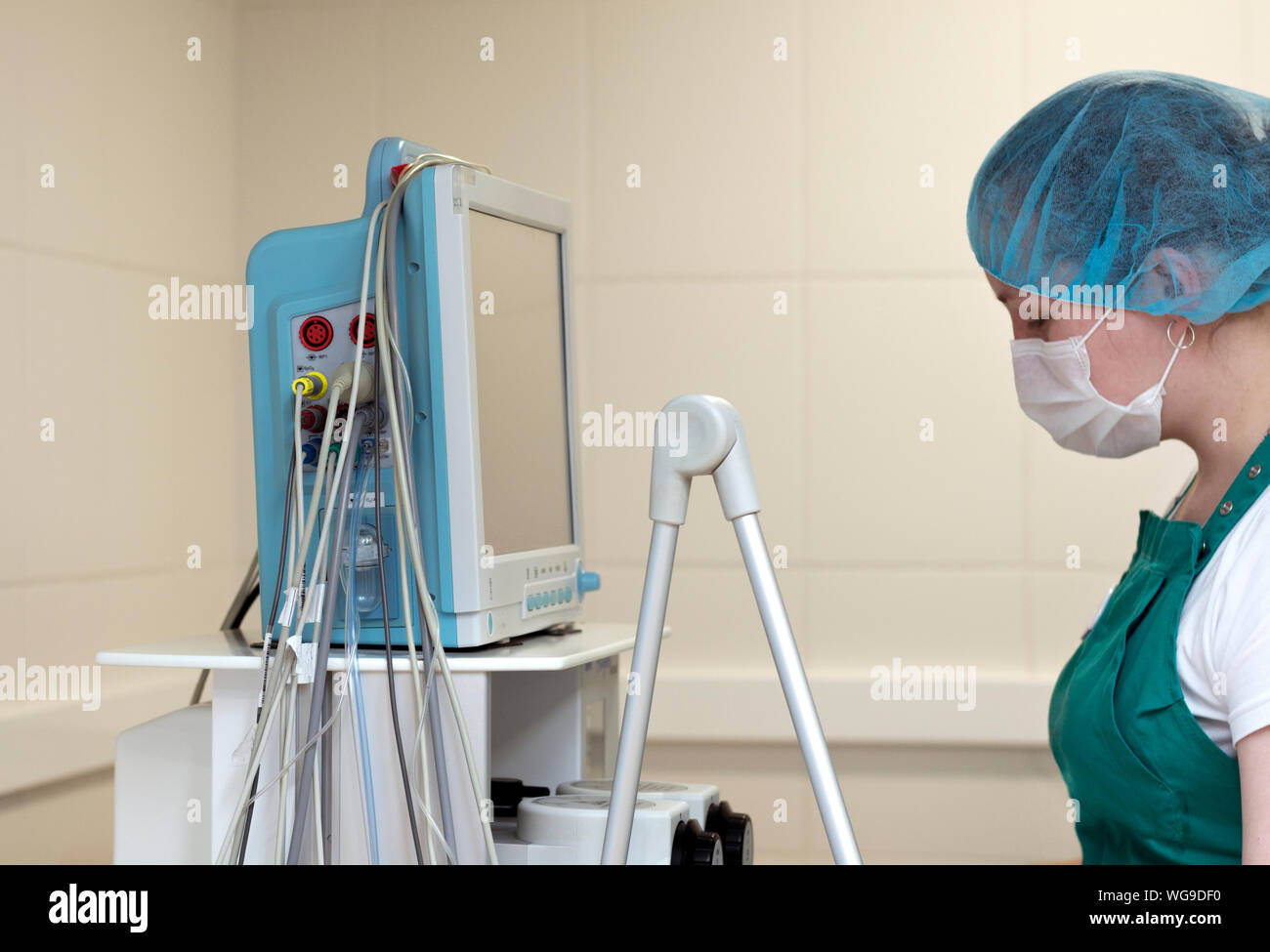 Female nurse working hi-res stock photography and images - Alamy