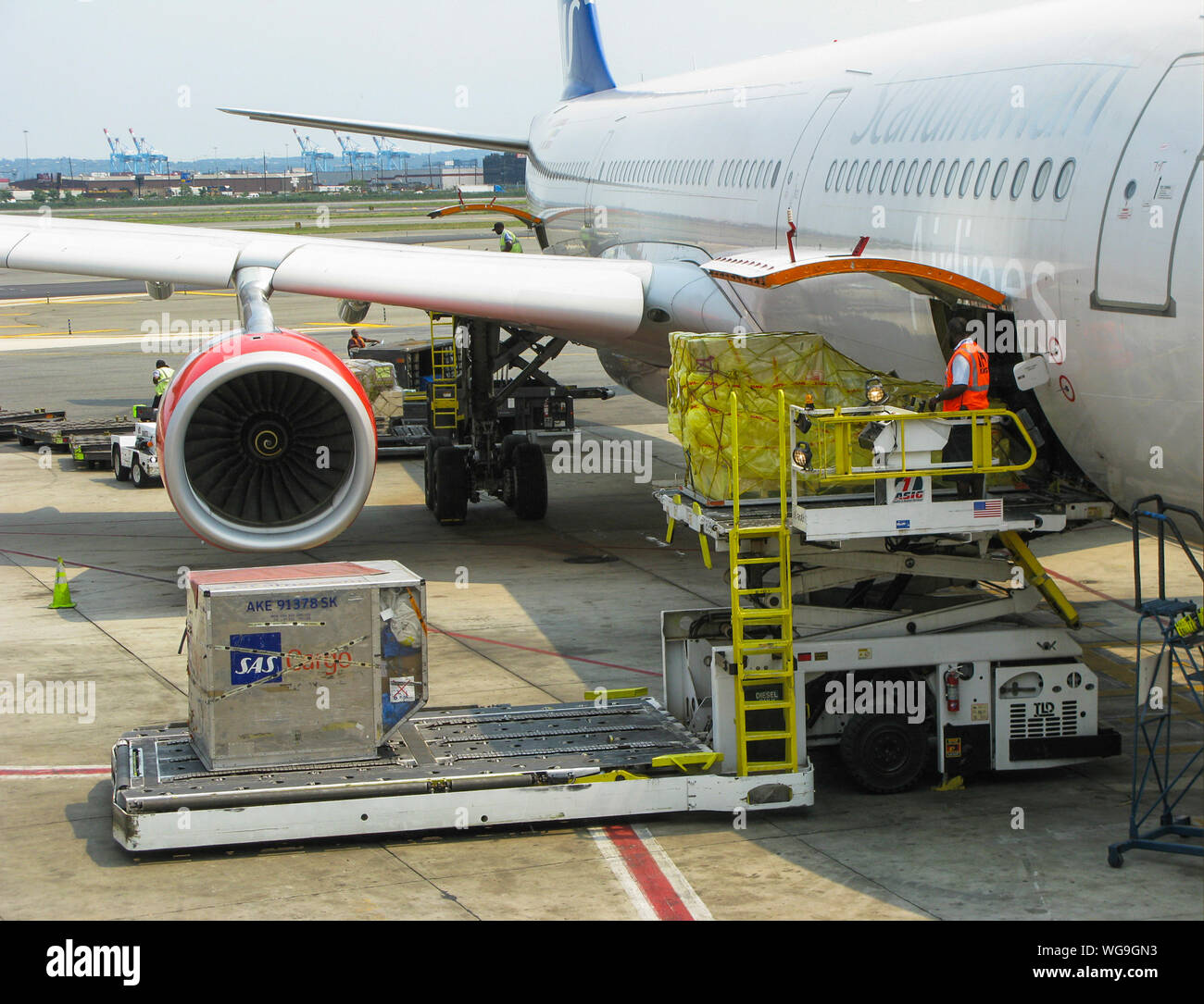 Load missile hi-res stock photography and images - Alamy