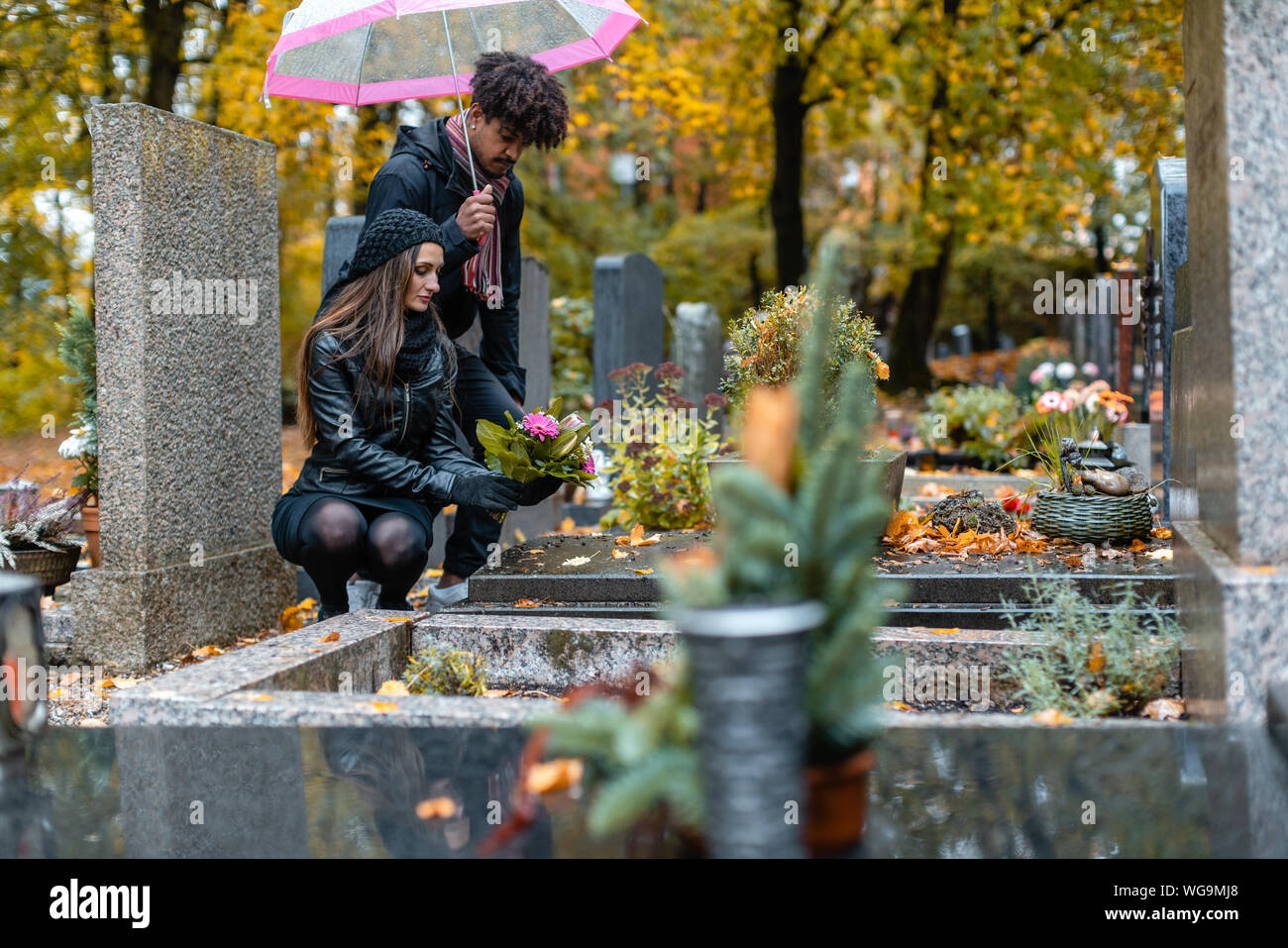 Couple in cemetery hi-res stock photography and images - Alamy