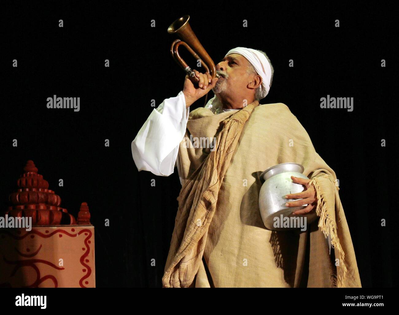 Playing the bugle hi-res stock photography and images - Alamy