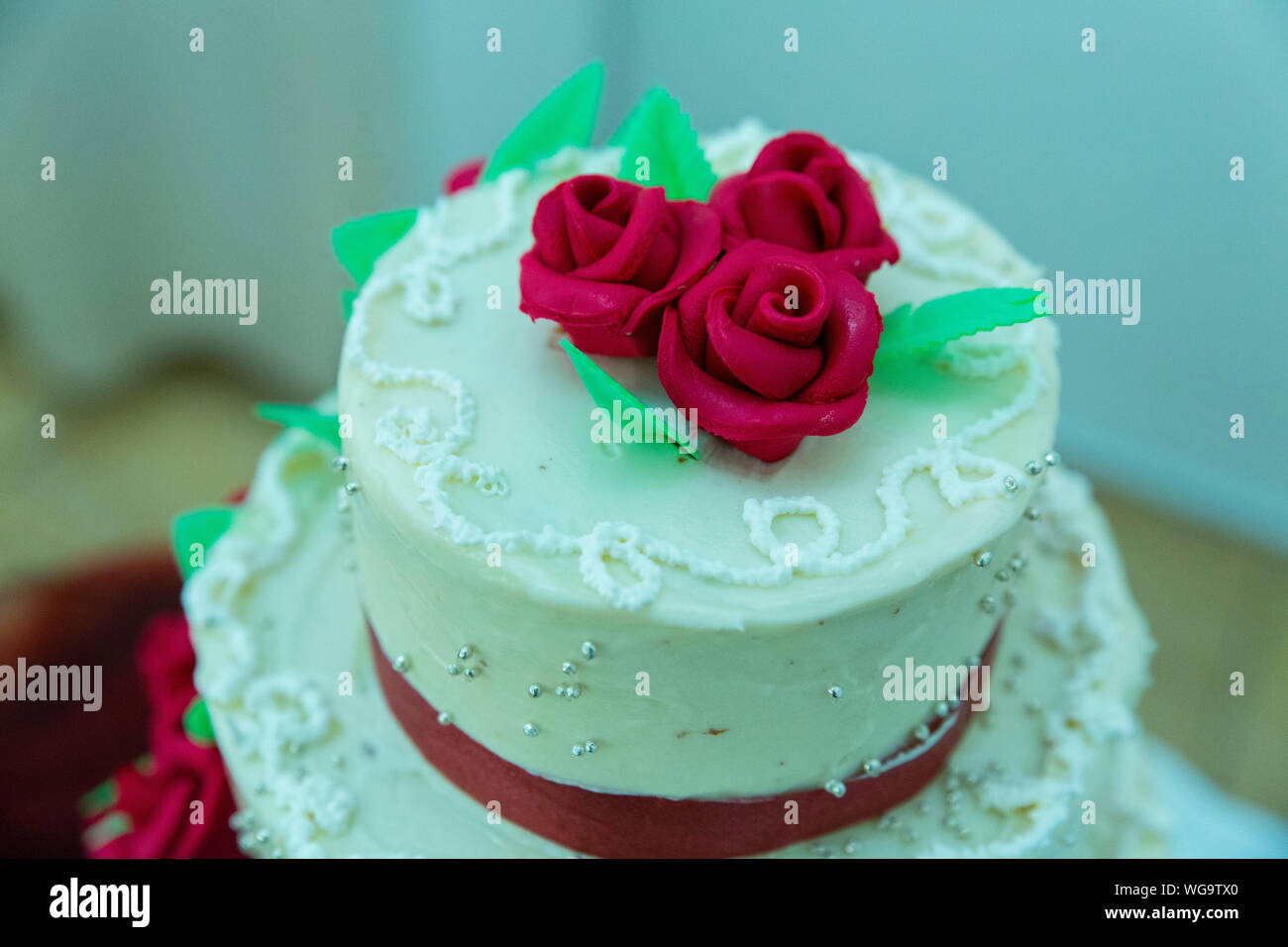 Red roses on cake hi-res stock photography and images - Alamy