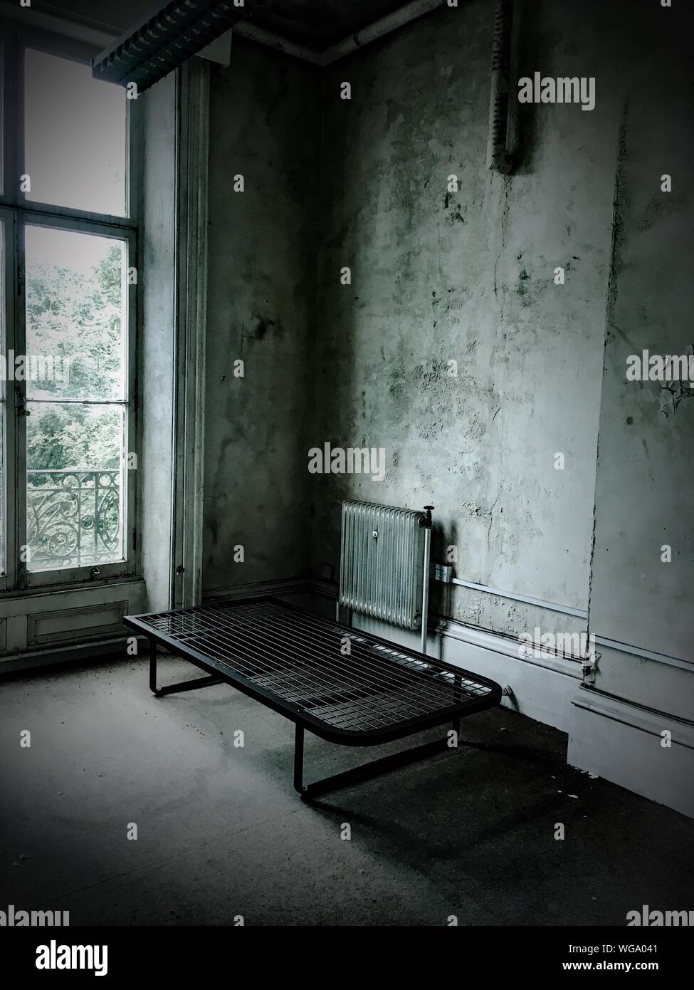 Old bed wall hi-res stock photography and images - Alamy