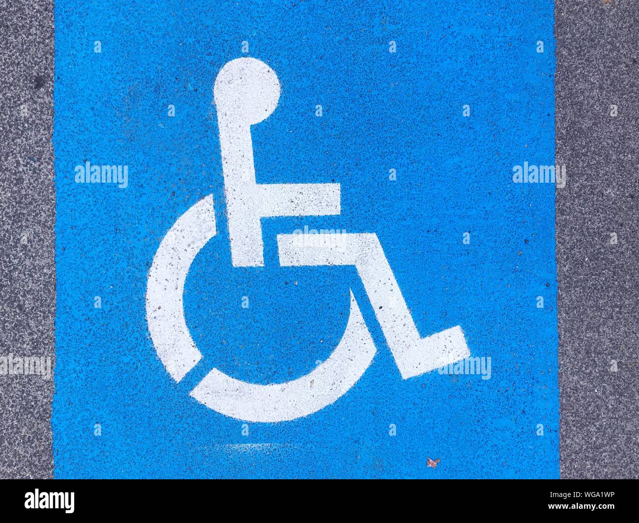 Wheelchair road sign hi-res stock photography and images - Alamy