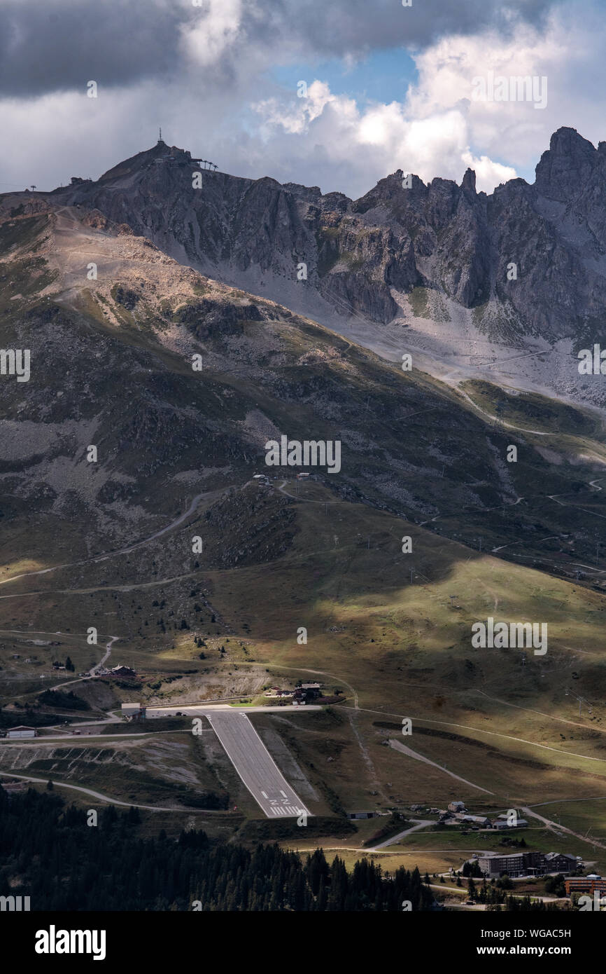 Landing in courchevel hi-res stock photography and images - Alamy