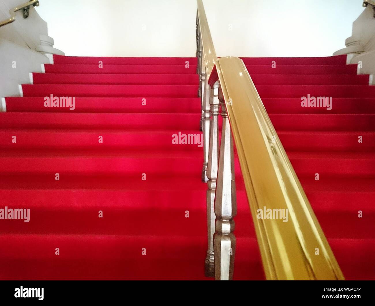Staircase red carpet hi-res stock photography and images - Alamy