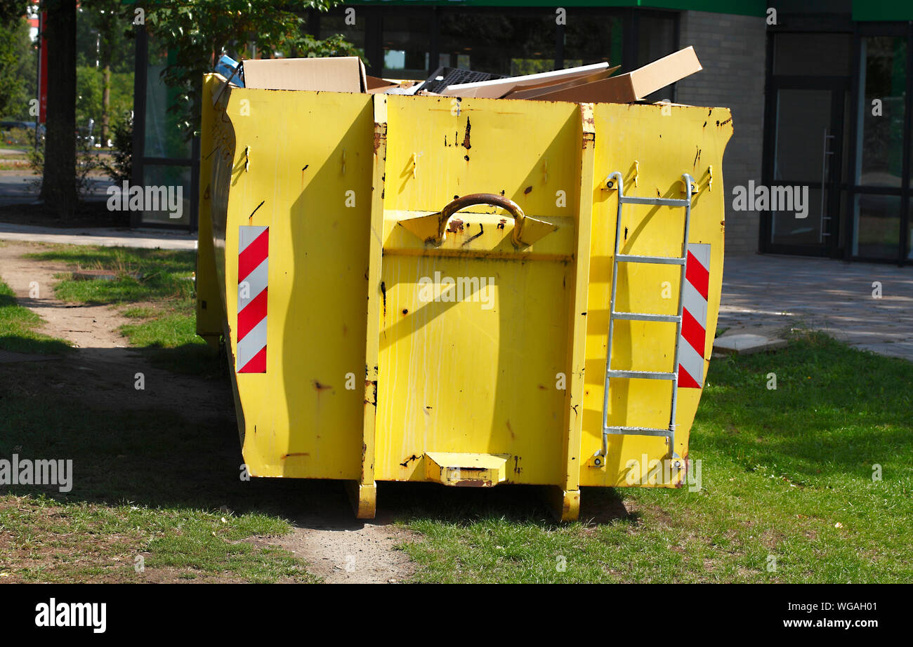 Yellow dump hi-res stock photography and images - Alamy