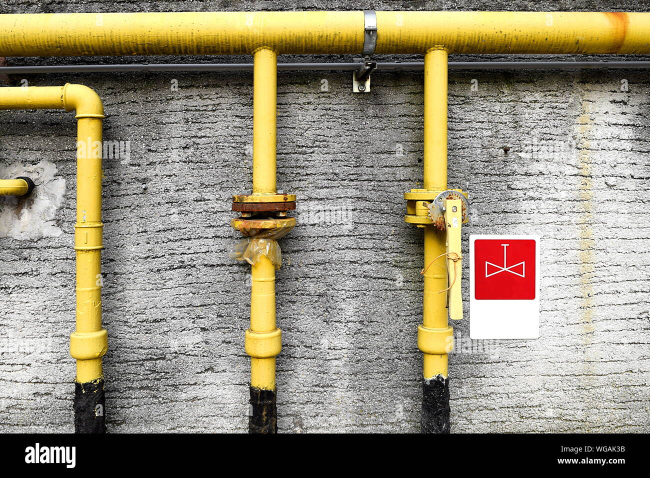 Yellow pipes hi-res stock photography and images - Alamy