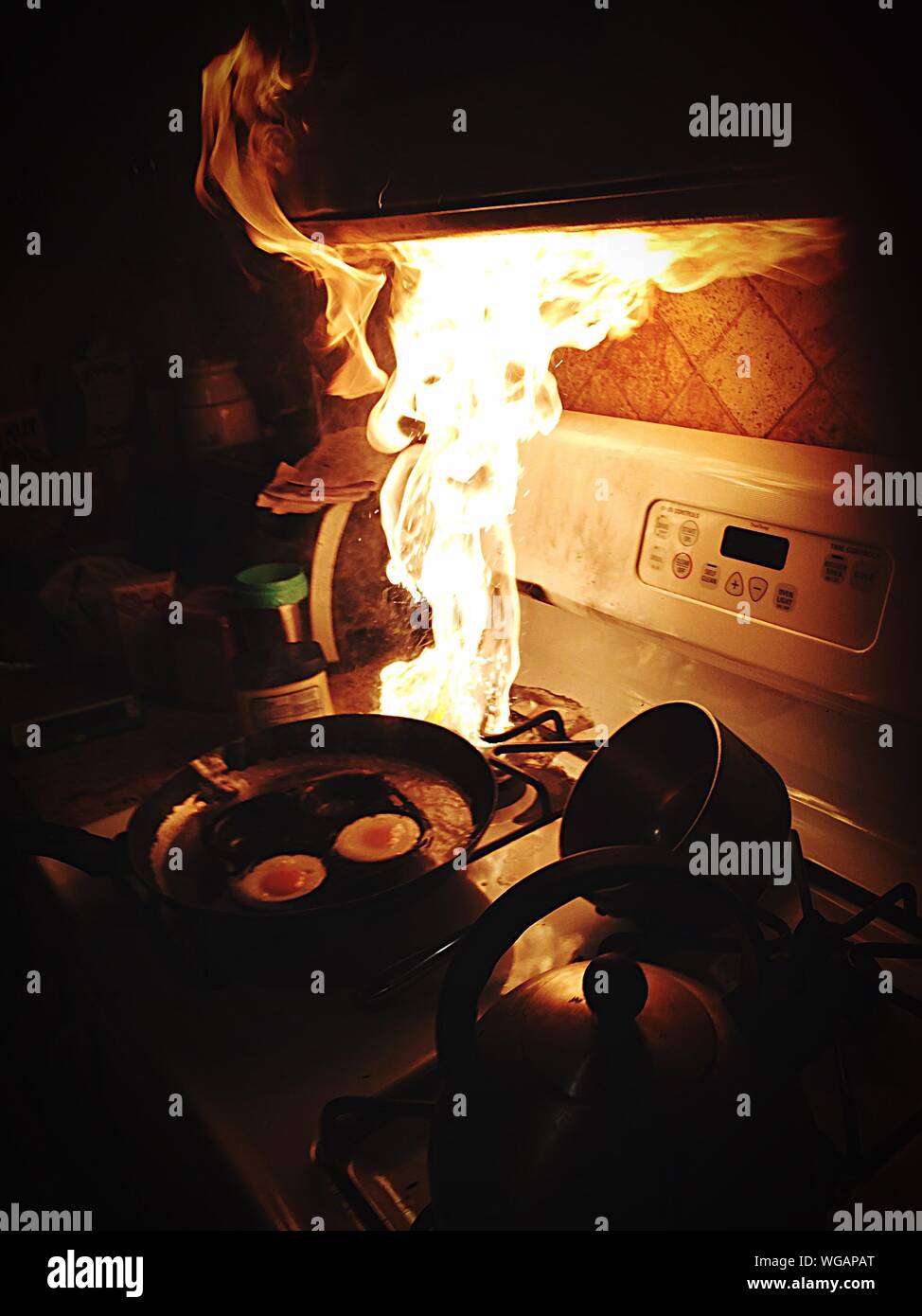 Kitchen fire pan hi-res stock photography and images - Alamy