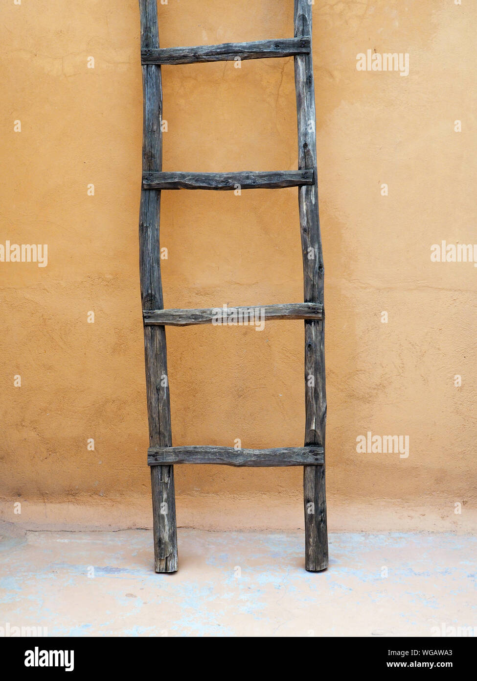 Ladder leaning against building hi-res stock photography and images - Alamy