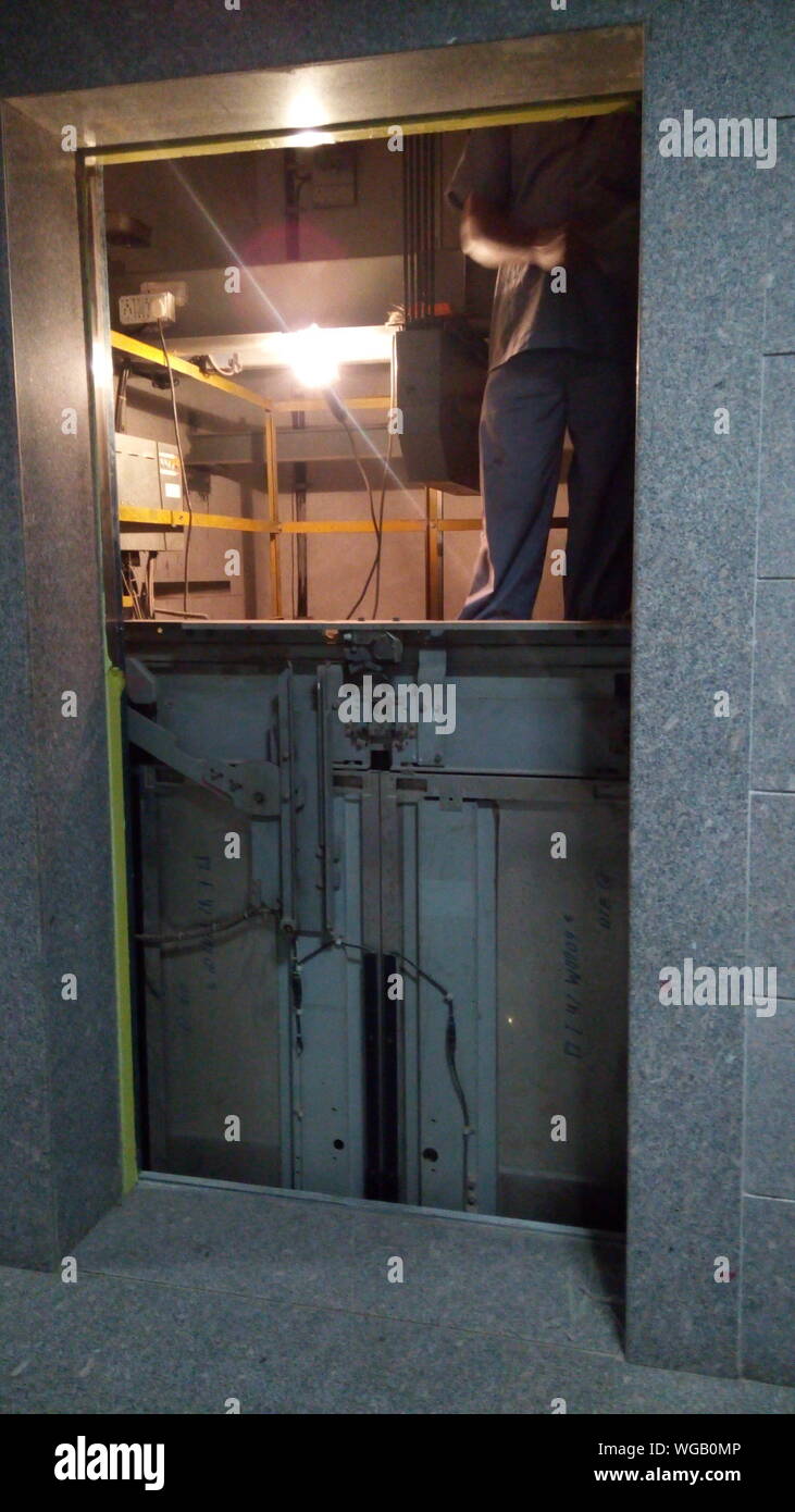 Man lift elevator hi-res stock photography and images - Alamy