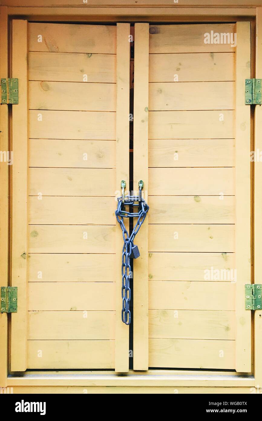 Chain door safety hi-res stock photography and images - Alamy