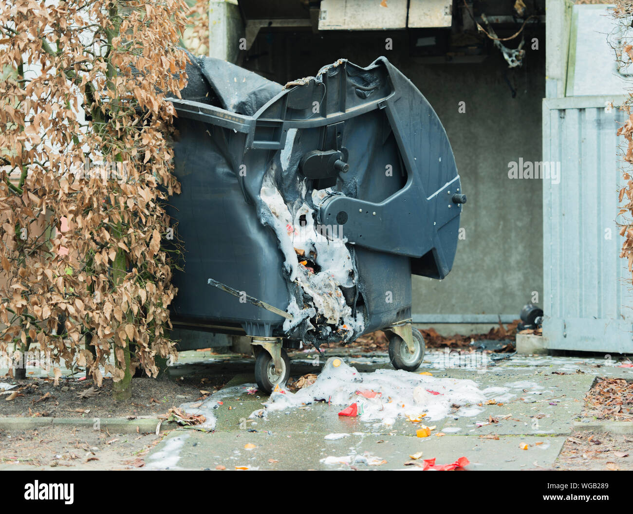 Broken can hi-res stock photography and images - Alamy