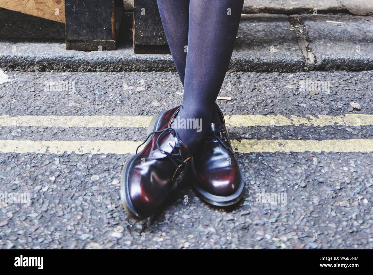 Front legs crossed hi-res stock photography and images - Alamy