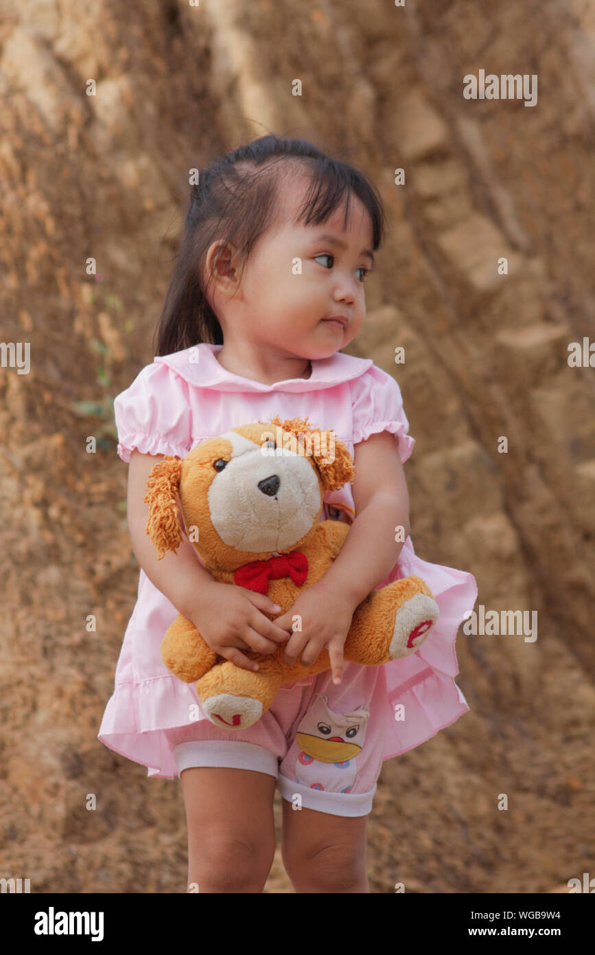Child walking away teddy bear hi-res stock photography and images - Alamy