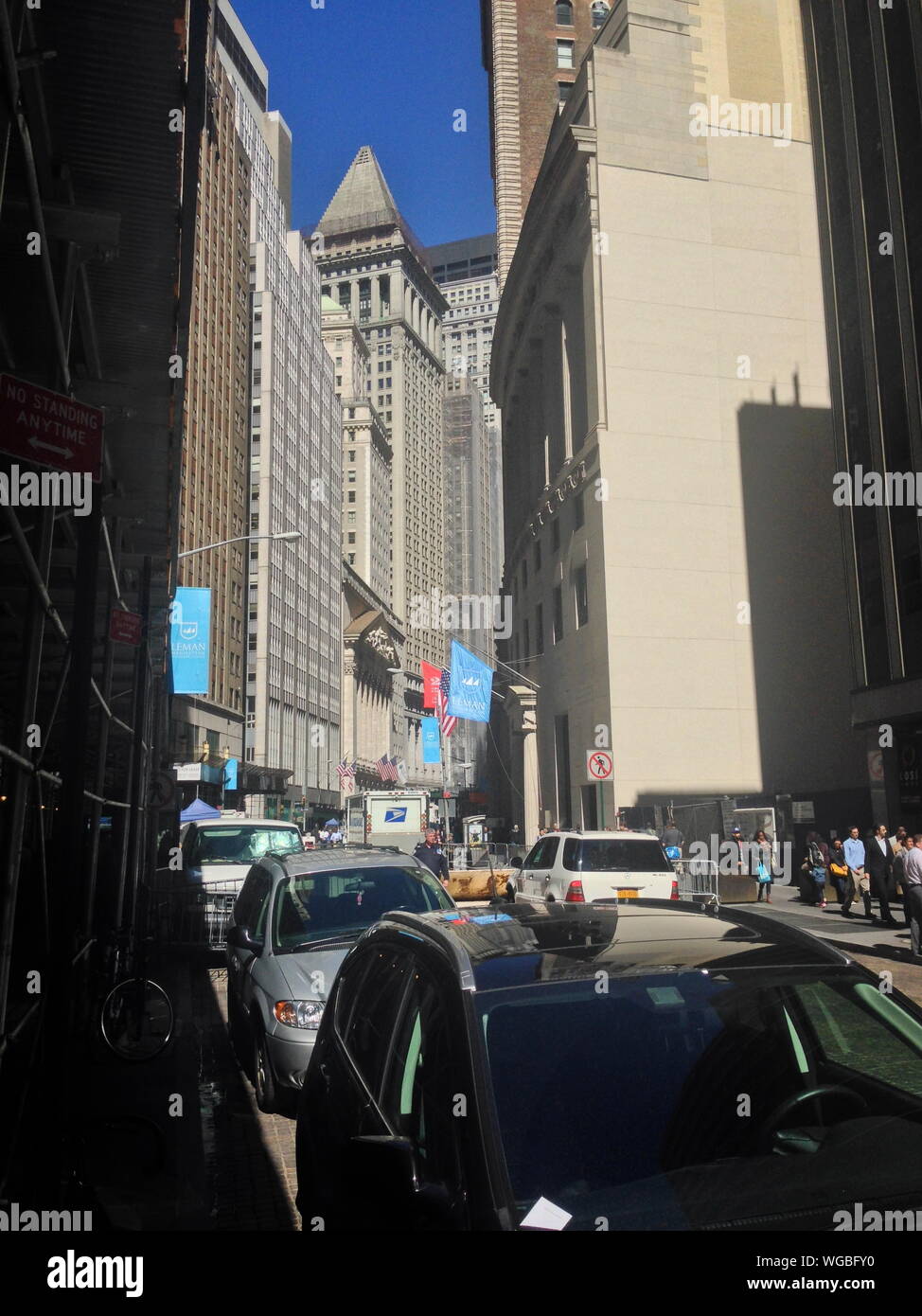 Car street building flag city hi-res stock photography and images - Alamy