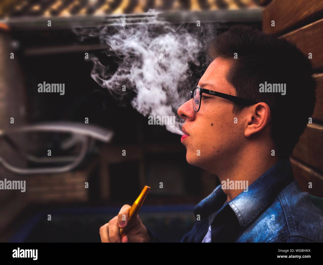People smoking outside hi-res stock photography and images - Alamy