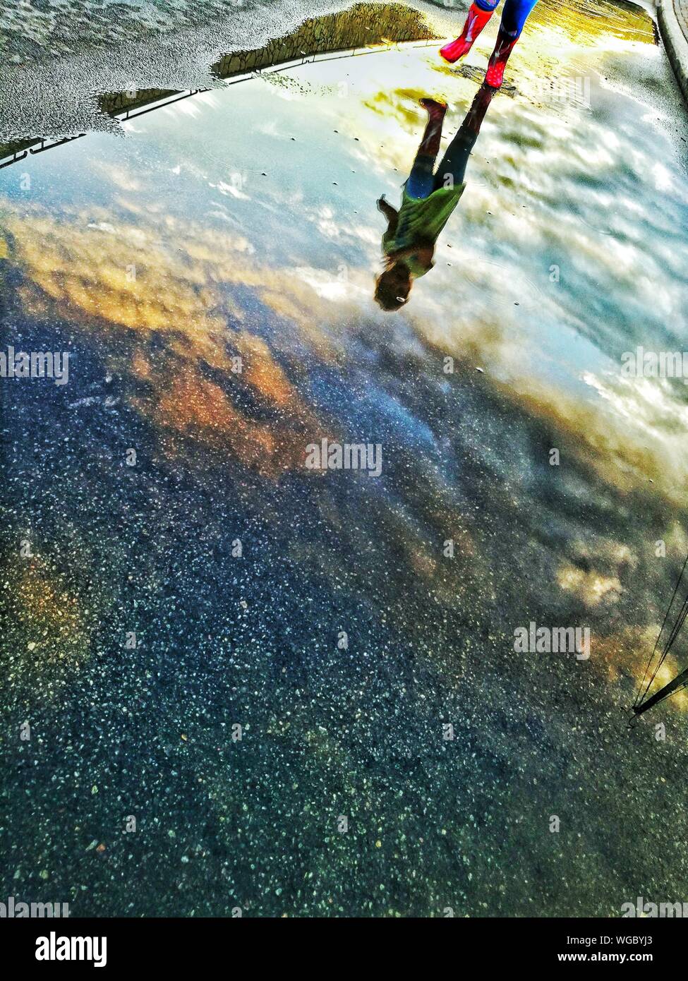 Puddle reflection child hi-res stock photography and images - Alamy