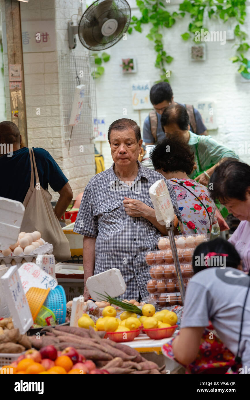 Shoppers at food market in Hong Kong Stock Photo - Alamy