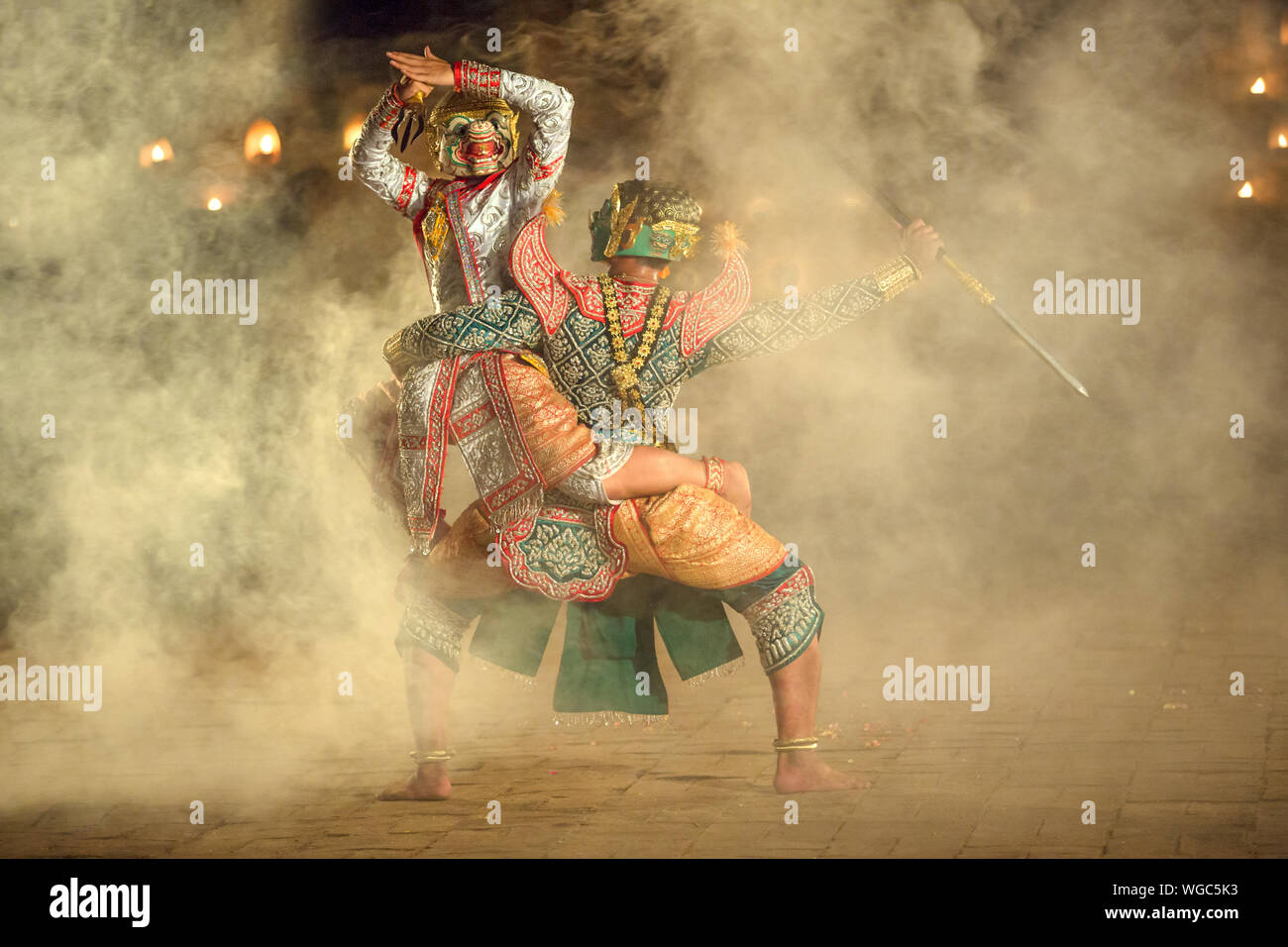 Dancing traditional hi-res stock photography and images - Alamy
