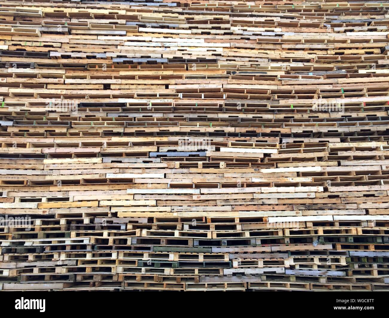 Wood pallet stack hi-res stock photography and images - Alamy