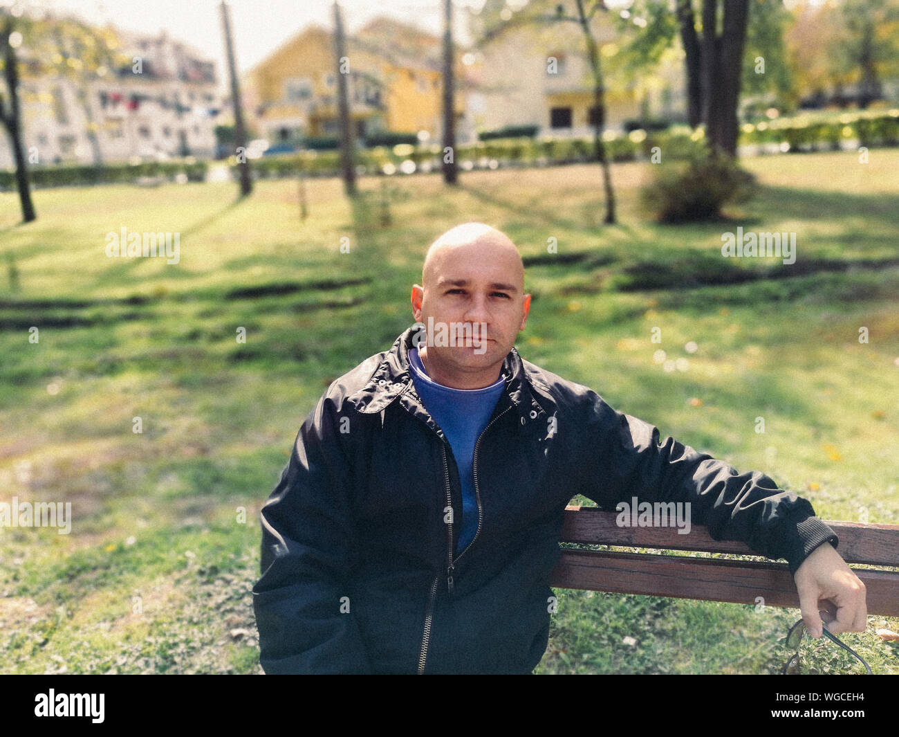 Men sitting bench park bench hi-res stock photography and images - Alamy