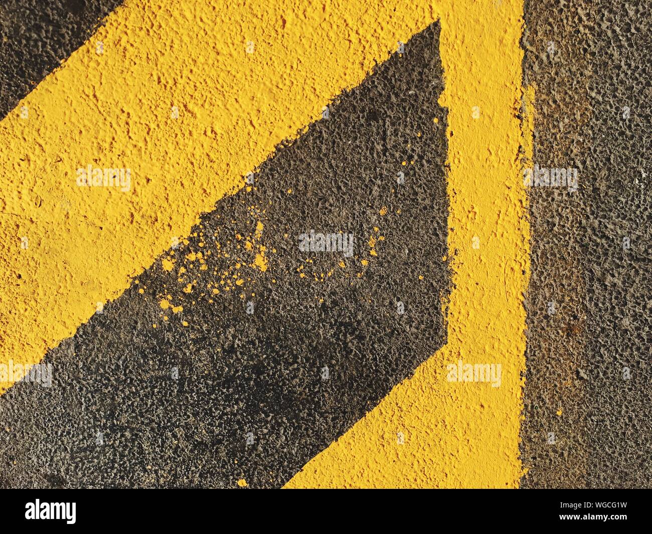 Yellow safety markings hi-res stock photography and images - Alamy