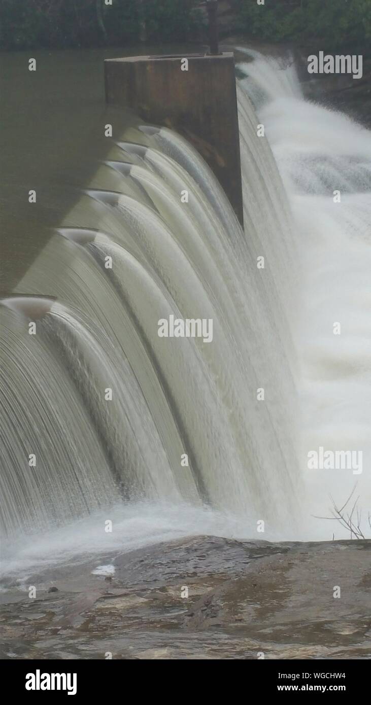 Splashing dam water hi-res stock photography and images - Alamy