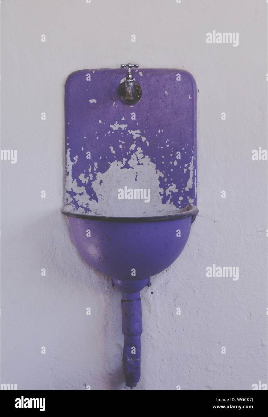 Purple feature wall hi-res stock photography and images - Alamy