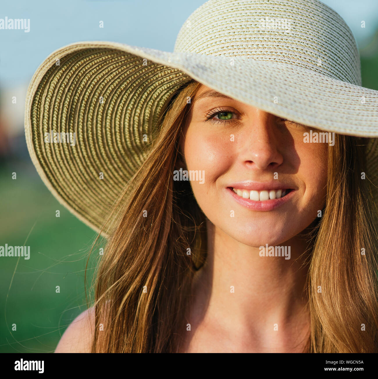 Happy summer woman hat hi-res stock photography and images - Alamy