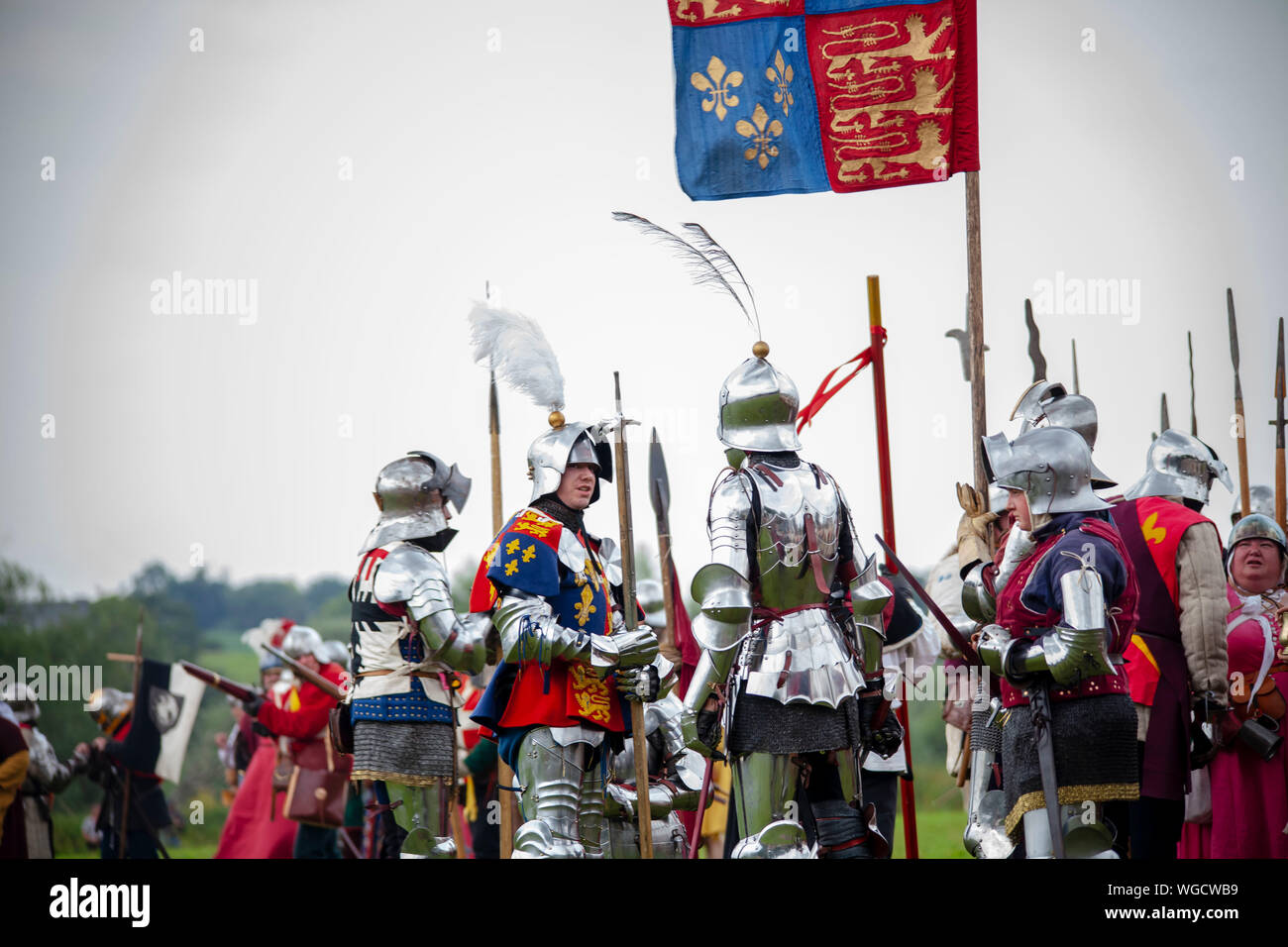 Medieval england flag battle hi-res stock photography and images - Alamy