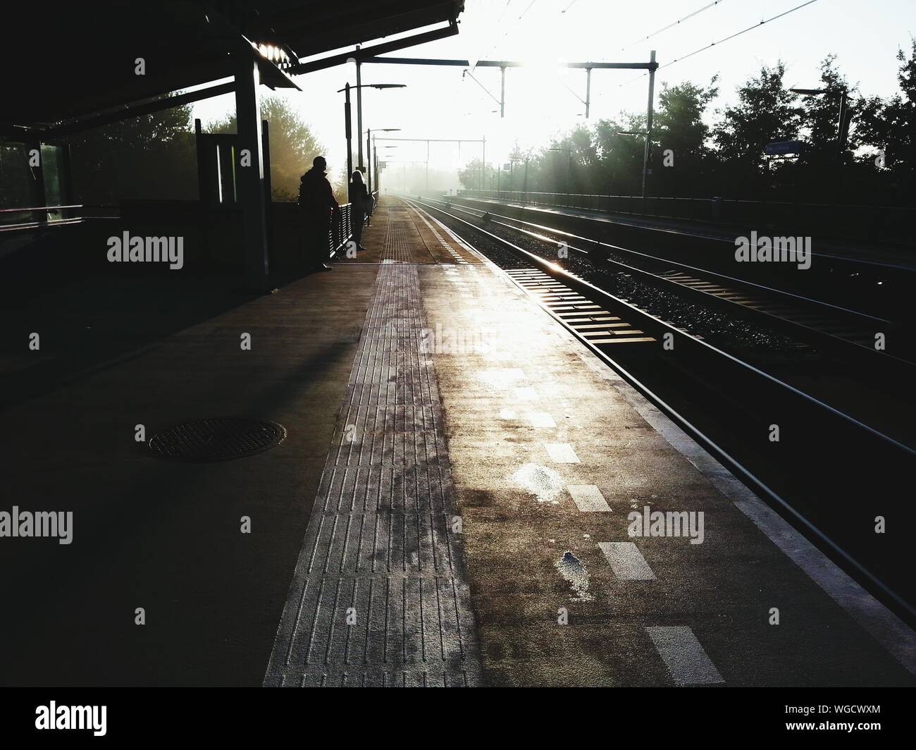 Train station platform people waiting hi-res stock photography and ...