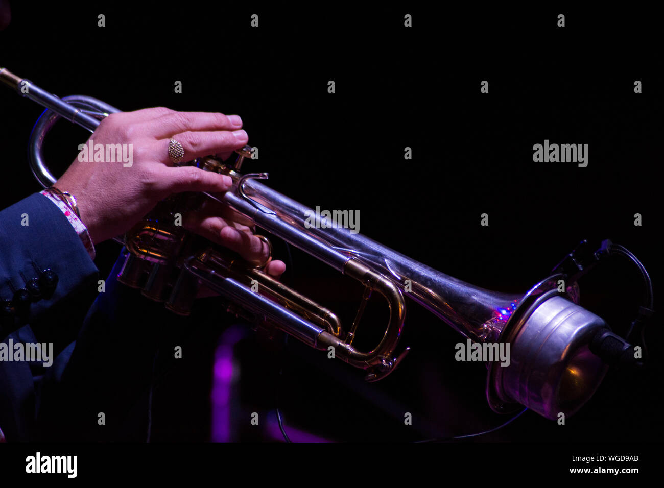 Playing trumpet one hand hi-res stock photography and images - Alamy