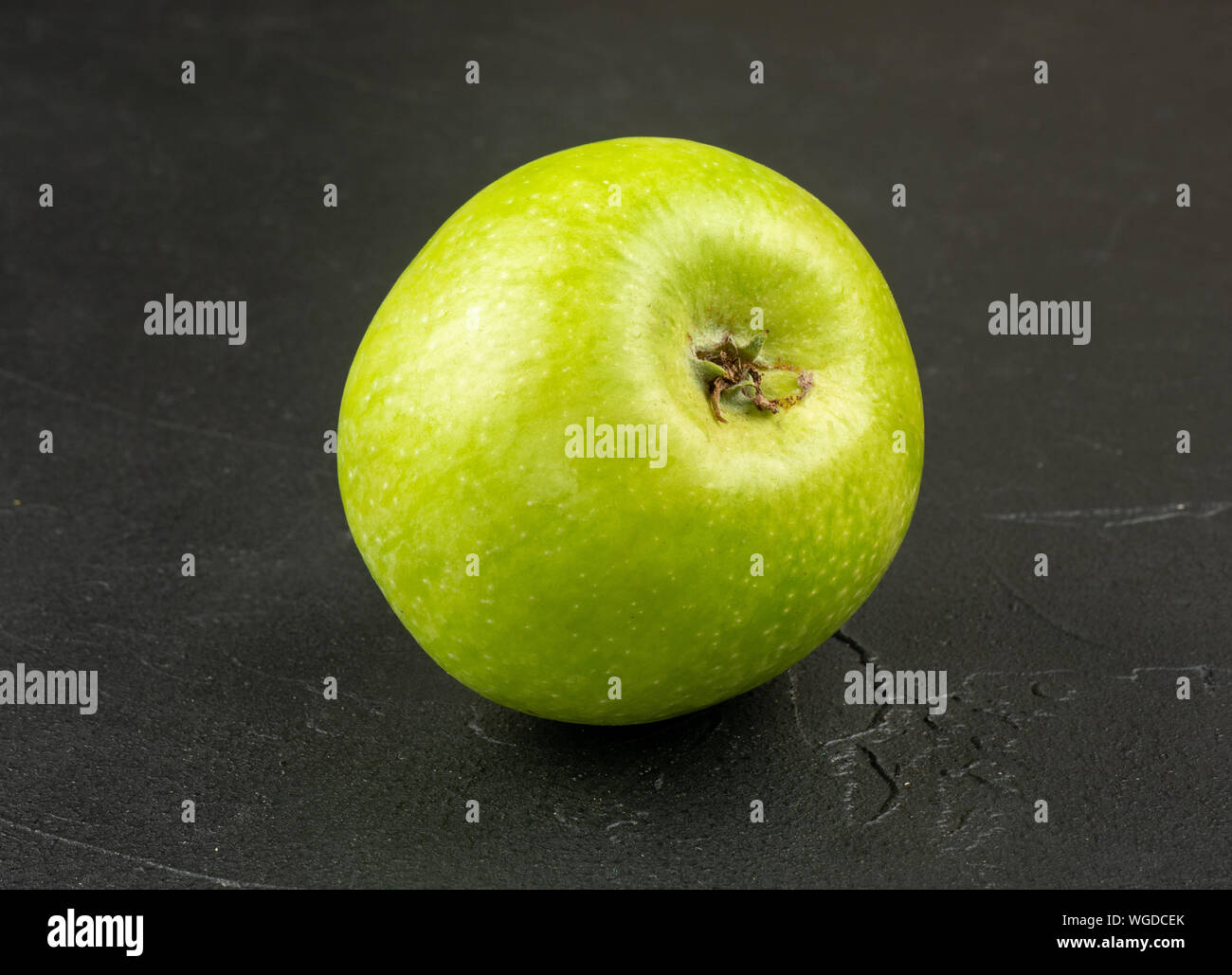Ripe green apple fruit on a dark background Stock Photo - Alamy
