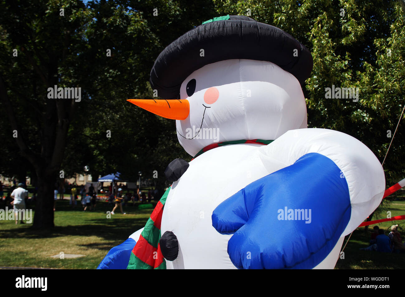 Snowman park hi-res stock photography and images - Alamy