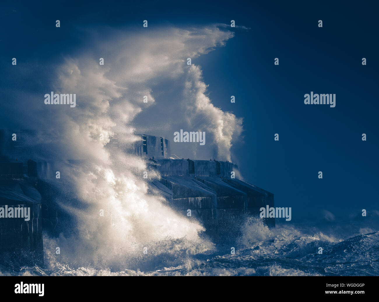 Wave hitting the shore hi-res stock photography and images - Alamy