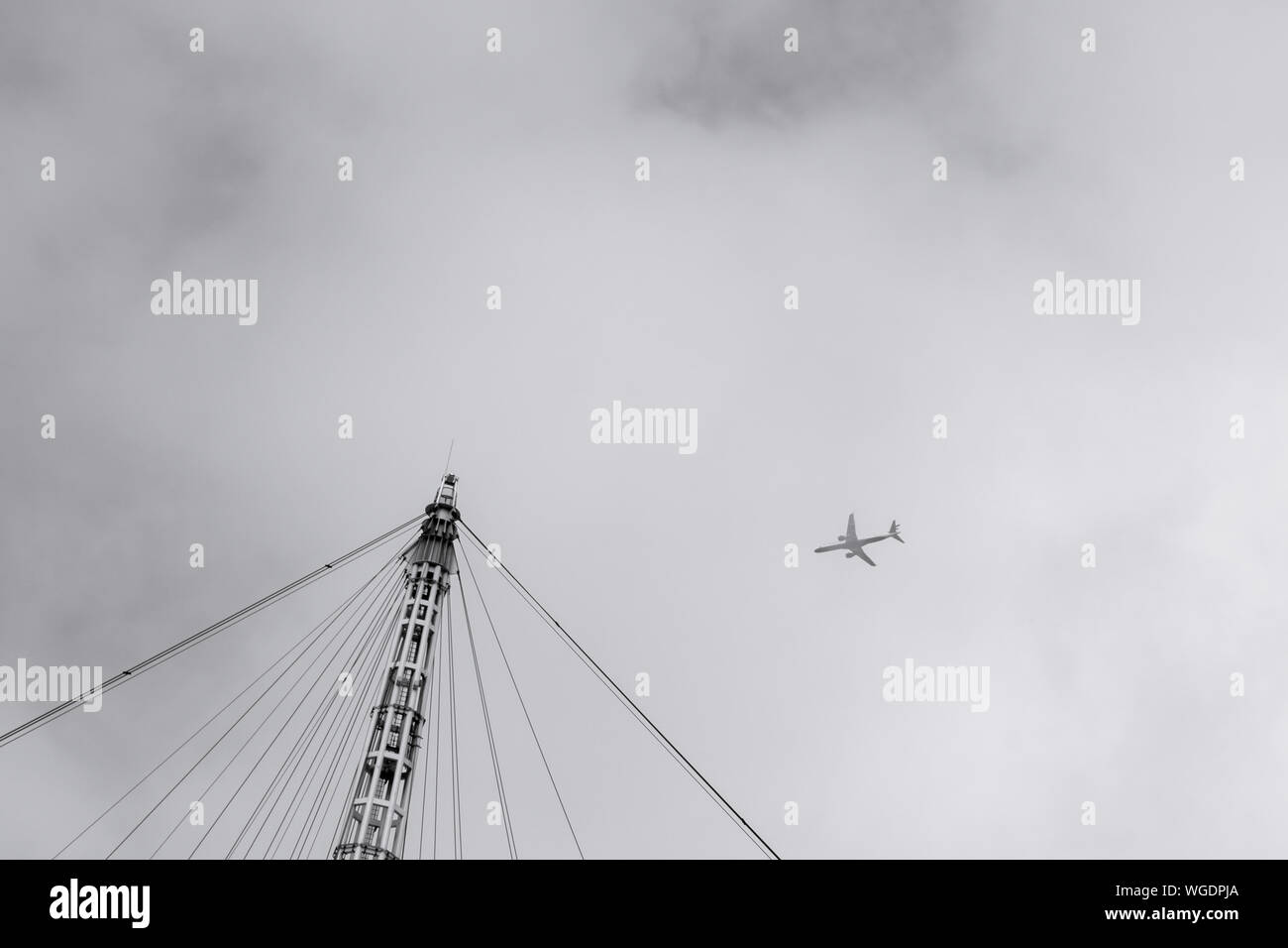 Airplane flying over cities hi-res stock photography and images - Alamy