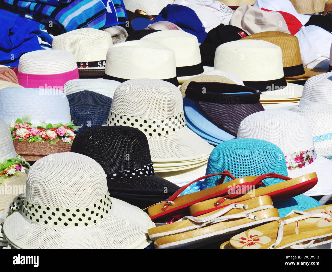 Large sun hats hi-res stock photography and images - Alamy