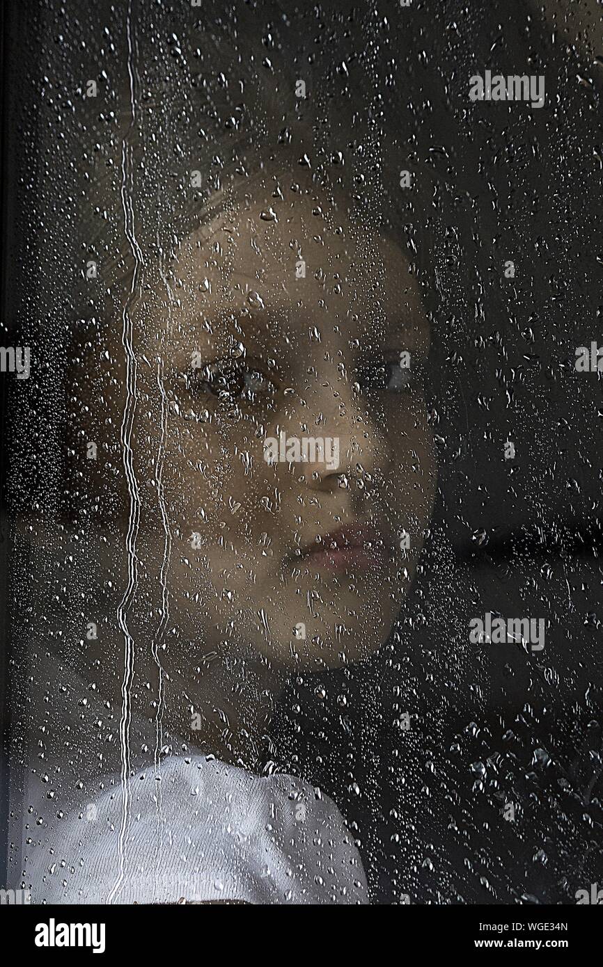 Rain window girl hi-res stock photography and images - Alamy